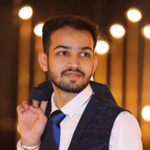 Find common elements in two lists in python - Java2Blog